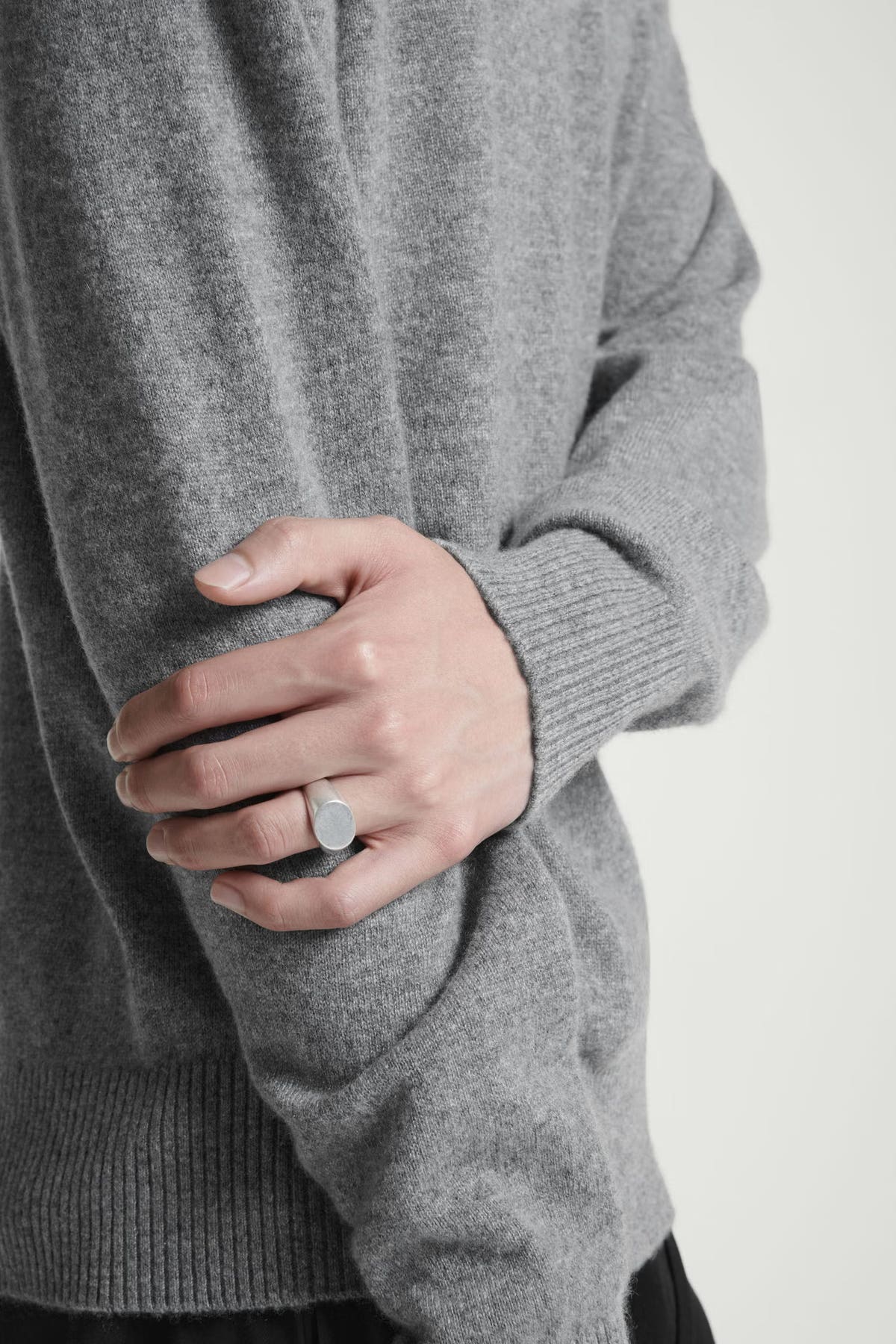 Brushed Signet Ring | COS Saudi Arabia